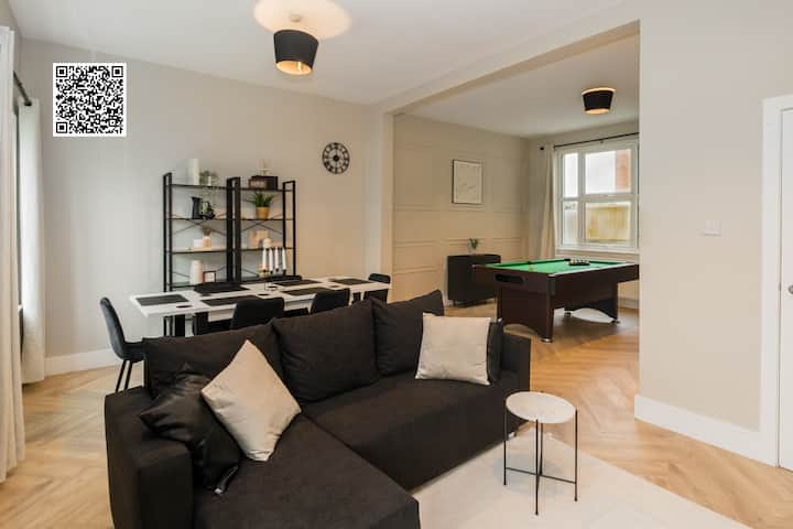 Modern 4 Bed House With Pool Table - Stoke-on-Trent