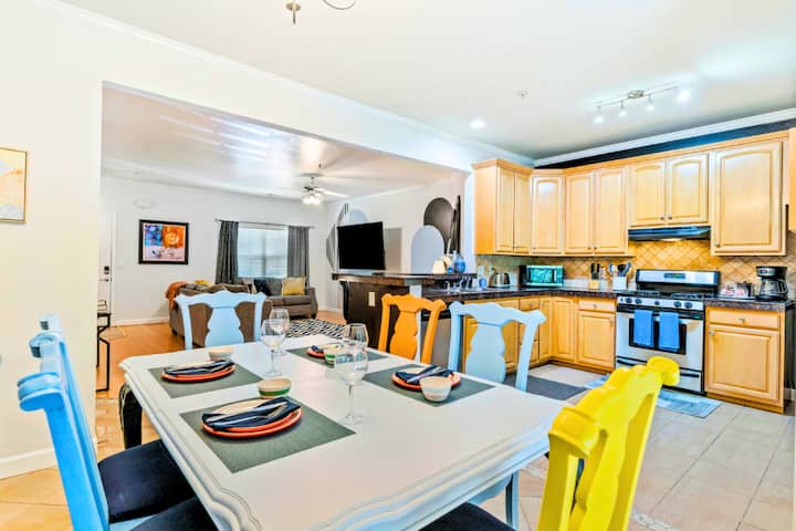 Lux Condo Retreat Sleeps 5: Minutes To The Battery - Marietta, GA
