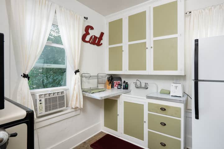 Downtown Victorian Apartment W/ Amazing Backyard! - Bozeman, MT