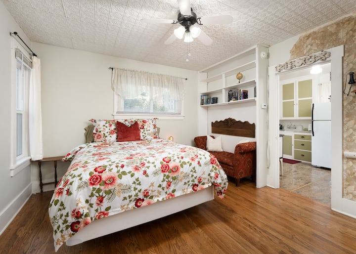 Downtown Victorian Apartment W/ Amazing Backyard! - Bozeman, MT