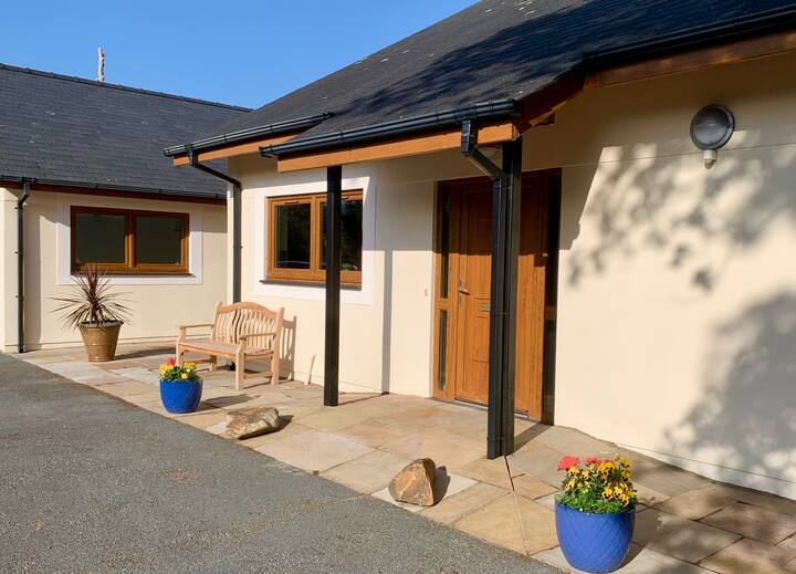 Spacious Fine Home And Garden Overlooking Sea - Pwllheli
