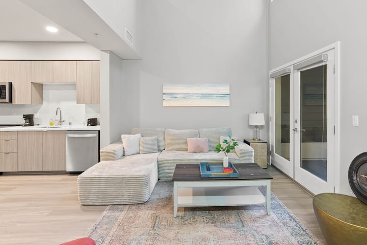 Cozy Hollywood Loft | Parking, Pool, Gym - Valley Village - Los Angeles