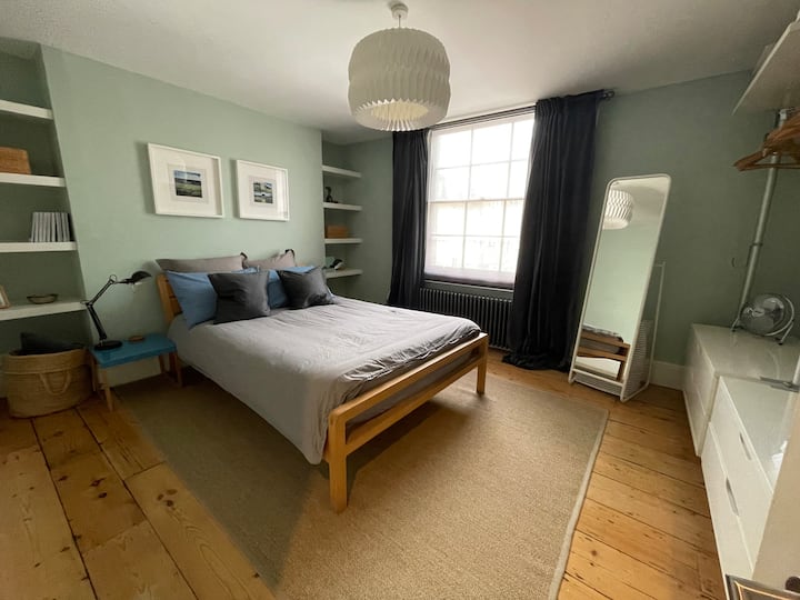 Shoreditch Split Level 2 Bedroom, With Office - Leyton