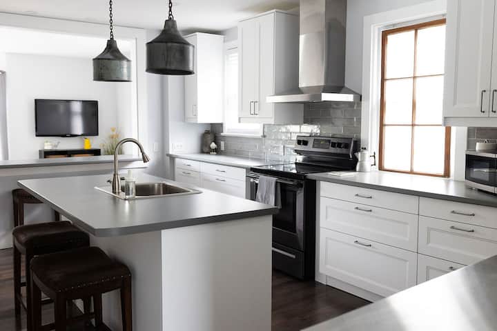 Steps To Main St & Dining -Free Sandbanks Pass #2 - Prince Edward