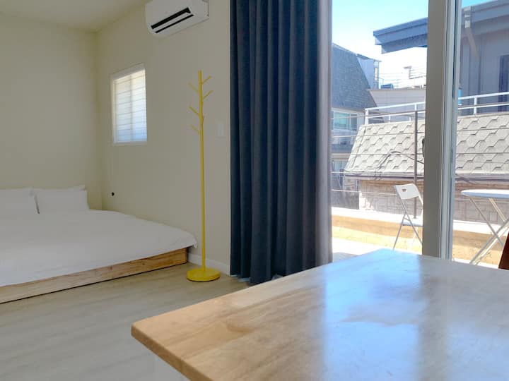 Clean Apt/bath/elevtr/3min Walk Hongik St - Seúl