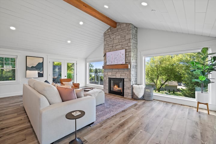 Designer Lakeview Home With Cozy Fireplace - United States