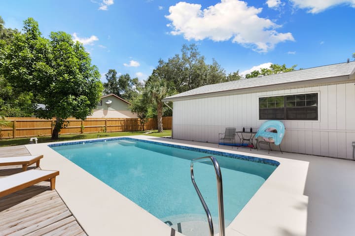 Sarasota Hideaway~
Stay Near Siesta Key - Sarasota, FL