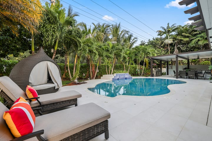 Sunny Escape 4br Pool Billiards Foosball Gameroom - Palmetto Bay, FL