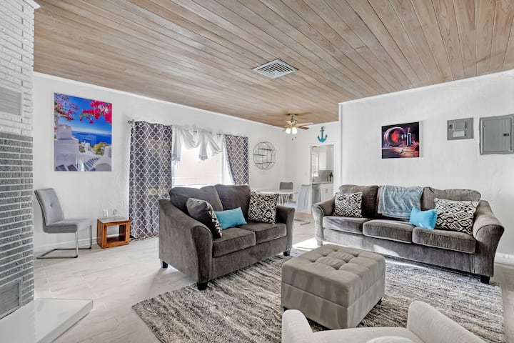 Beautiful 2-bedroom Walk To Beach/restaurants - Fort Pierce, FL