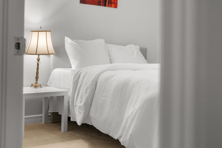 Serene Escape: Modern Comfort In Orleans (R2) - Ottawa