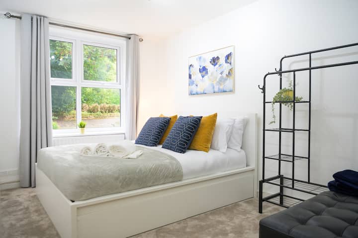 Silver/2br/sleeps 6/king Bed/wi-fi/free Parking - Cheadle