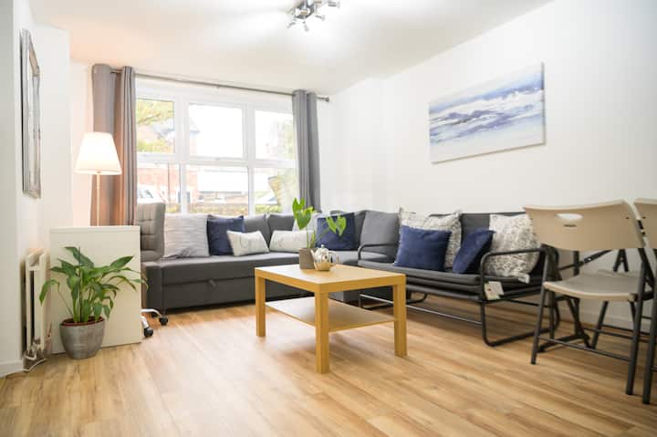 Silver/2 Bed/sleeps 6/king Bed/free Parking/wi-fi - Stockport