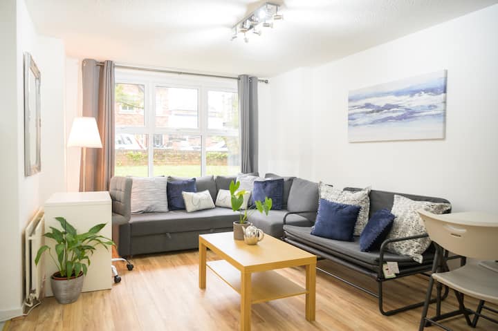 Silver Pines 2br Apt | Free Parking | Sleeps 6 - Manchester Airport (MAN)