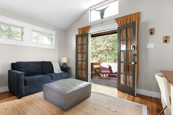 Treetop Studio In North University, Central Austin - Crestview - Austin