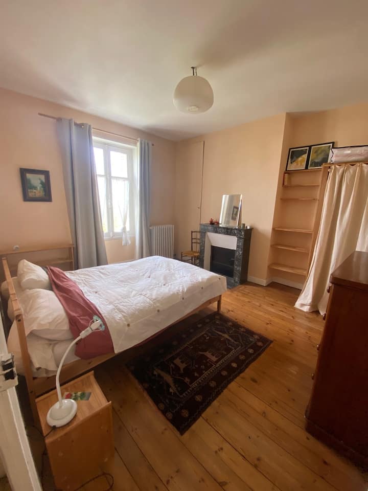Grande Chambre Dans Maison Ancienne - Châtellerault