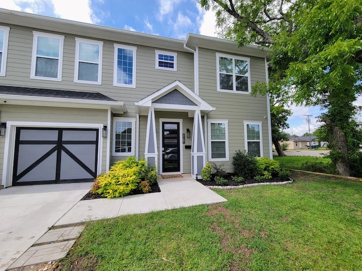 Walk To Downtown Mckinney's Heart + Free Parking ! - McKinney, TX