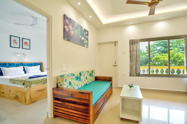 Charming 2bhk Apartment With Balcony And Pool View - Goa