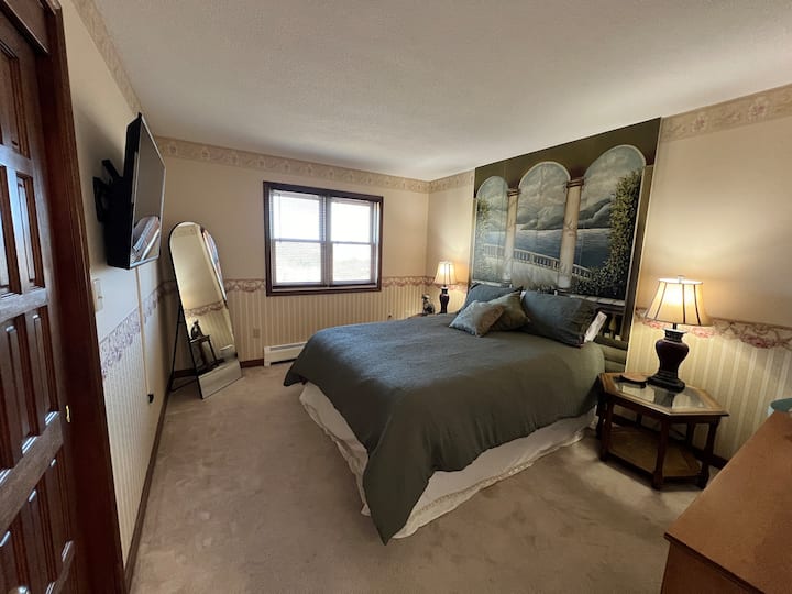 Private Suite W/bath/living Room/office/diningarea - Keene, NH
