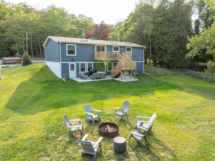 New Baileys Harbor Home, 1 Block Dt W/ Huge Yard - Baileys Harbor, WI