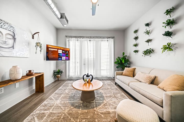 Organic Modern Retreat | 1 Br2bed | Pool & Gym - Dallas, TX