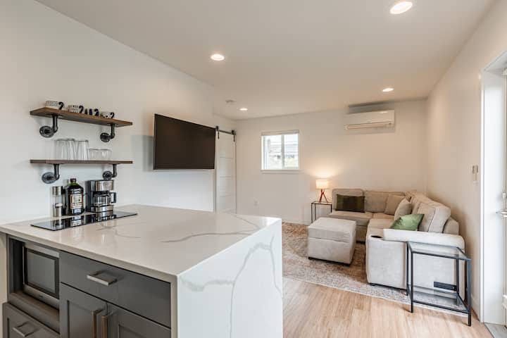Cozy Flat, Walkable Neighborhood - Seattle, WA