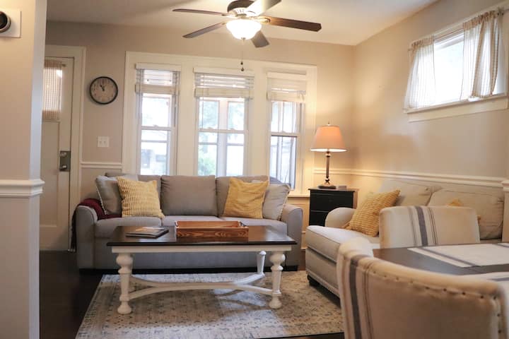 Sleeps 10 | Home Away From Home Near Downtown - Minneapolis, MN