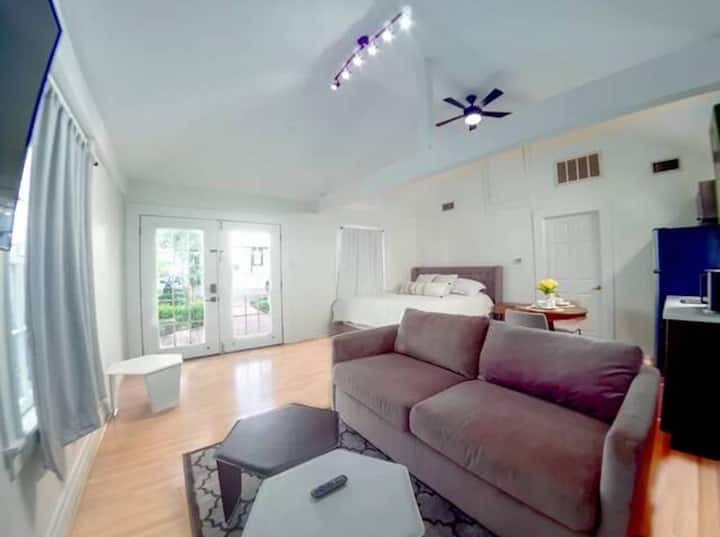 Cozy Retreat In Uptown Dallas - Dallas, TX