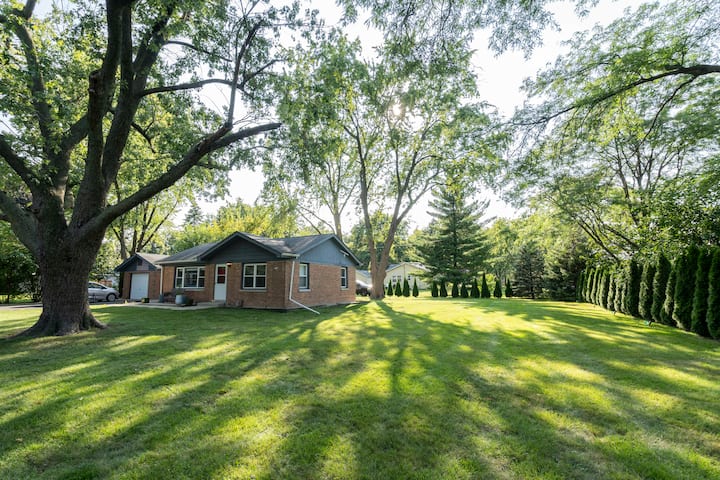 3br Home, Pond View, Large Yard - Chicago, IL