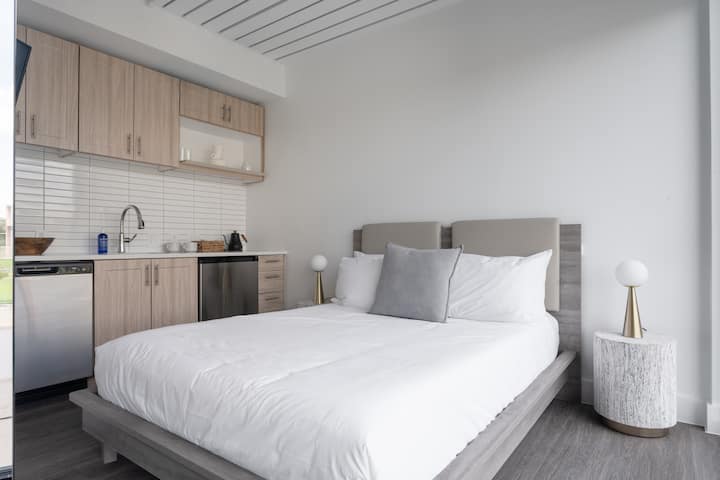 Studio Haus | Explore Nearby Bars & More On 6th - Austin, TX
