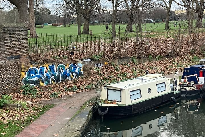 Tiny House Boat In Victoria Park / Hackney Wick - London