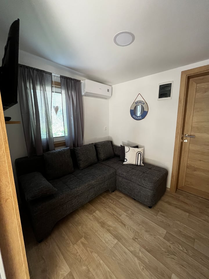 Lily B - Biograd na Moru