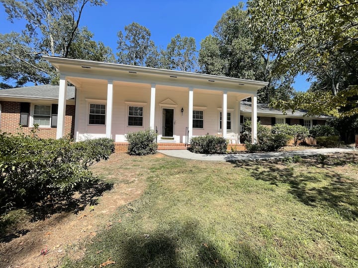 Charming, Cozy Family Home - Sandy Springs, GA