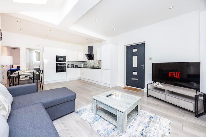 Spacious 3br | Ideal For Families & Companies - London