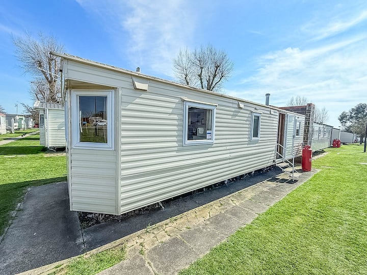 Cosy 8 Berth Caravan In Essex Ref 26724wr - Clacton-on-Sea