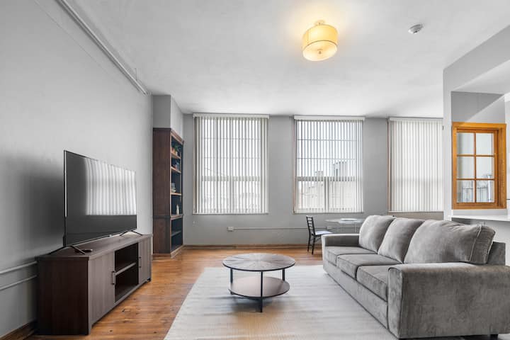 Local Discounts!-charming & Chic Schoolhouse Apt - 紐瓦克