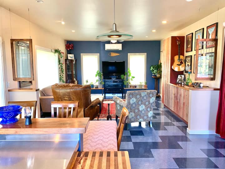 Cozy Ashland Cottage - Ashland, OR