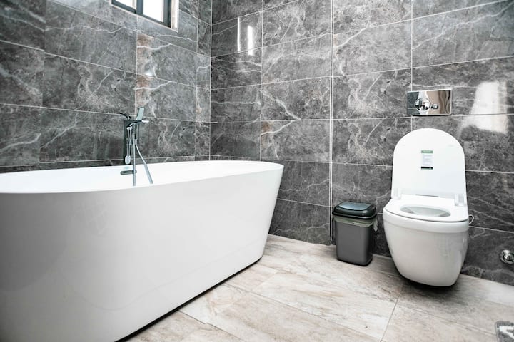 Gracey's Court - Ghana