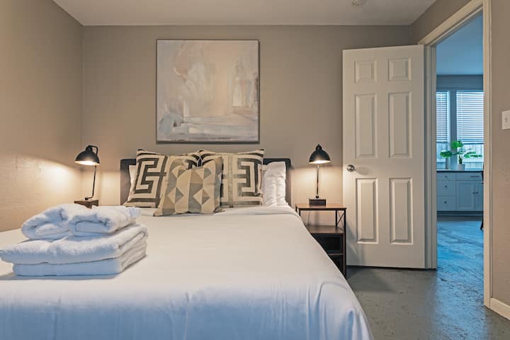 3br The Cardinal D | Montrose Downtown, Medcenter - Minute Maid Park Houston