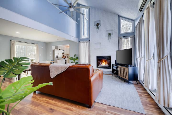 Pocono Lake Charmer: Lakeview Retreat For 10 - Tobyhanna, PA