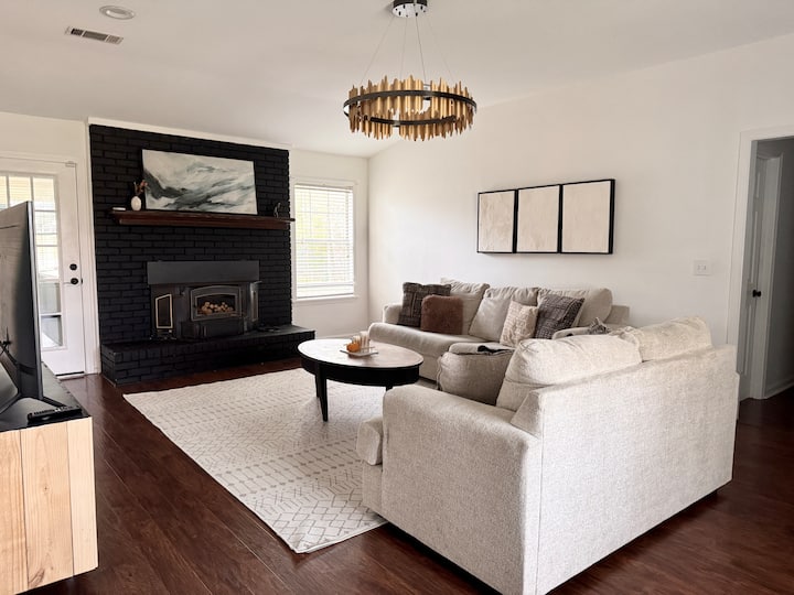 Chic Oasis: Modern And Comfy - Tuscaloosa, AL