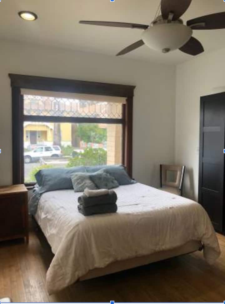 Mid-city Large Bedroom W/ Private Bath - Los Ángeles, CA