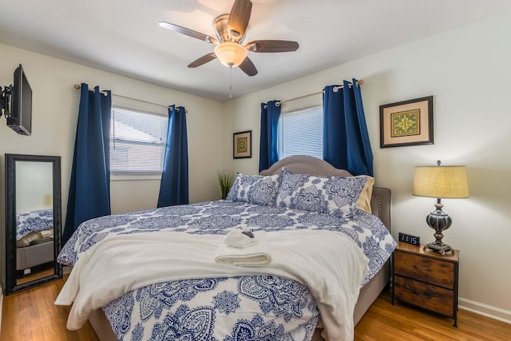 Liberty 3bedroom- King Bed, Near Stadium &Eateries - Kearney, MO