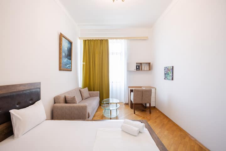 Nizami Street 2 Bedroom Apartment In City Center - Bakú