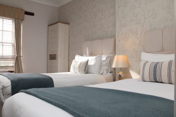 Twin En-suite Room | B&b | Wareham Quay - Corfe Castle