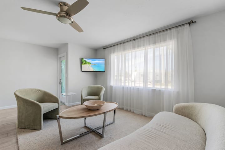 Waterfront/ 2 King Beds/ Pool/ Boat Lift - Pine Island, FL