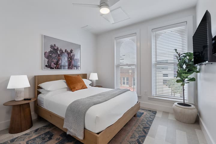 2 Bdrm Apt | San Antonio - Downtown | Placemakr - San Antonio
