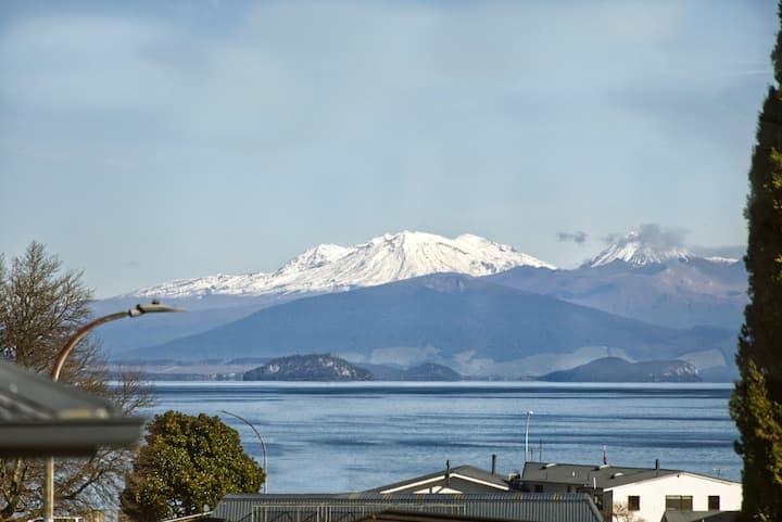 Perfect Location, Stunning Views And Space For All - Taupo