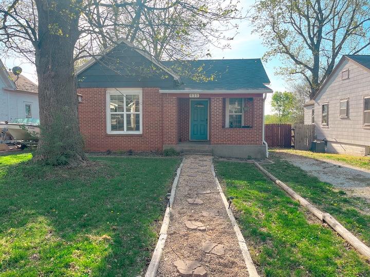 The Newton House | Firepit & Deck Near Downtown - Springfield, MO