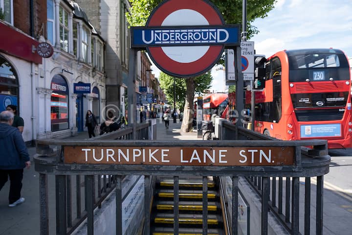 3)family Room  With Private Bathroom. - London