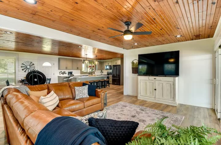 Lakeside Retreat W/ Amazing Outdoor Space & Views - Granbury, TX